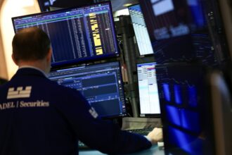 Wall Street digère un tsunami de résultats et données économiques ...